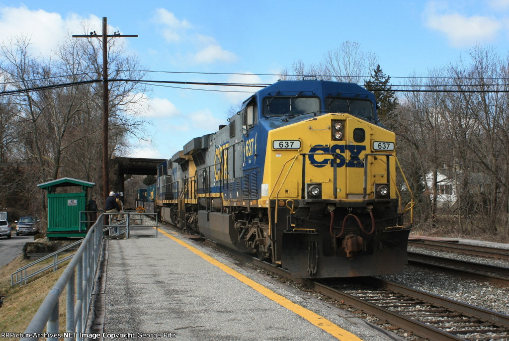 CSX 637 and train Q034